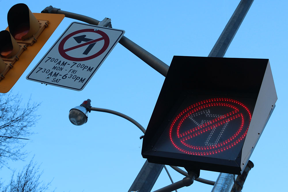 orange-traffic-LED-no-left-turn-sign-ontario-close-up - Orange Traffic inc.